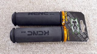 イジワルな超軽量グリップ”KCNC製 EVA LOCK-ON GRIP”の感想 | ヨロズバ